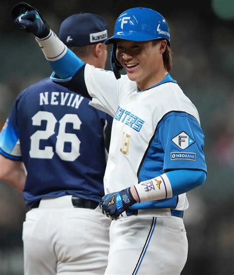 オープン戦＜日・西＞3回、内野安打を放ちガッツポーズする山崎（撮影・高橋 茂夫） スポニチ Sponichi Annex 野球