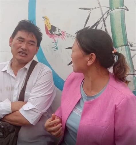大衣哥迷失了？兒子木訥被媳婦嫌棄，村民圍拍，大衣嫂敢怒不敢言 每日頭條