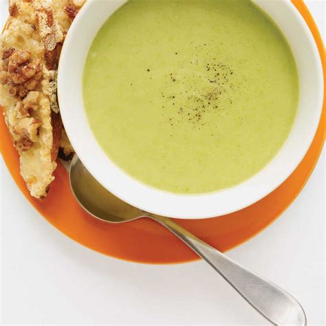 Velouté de petits pois et croûtons au fromage comté RICARDO
