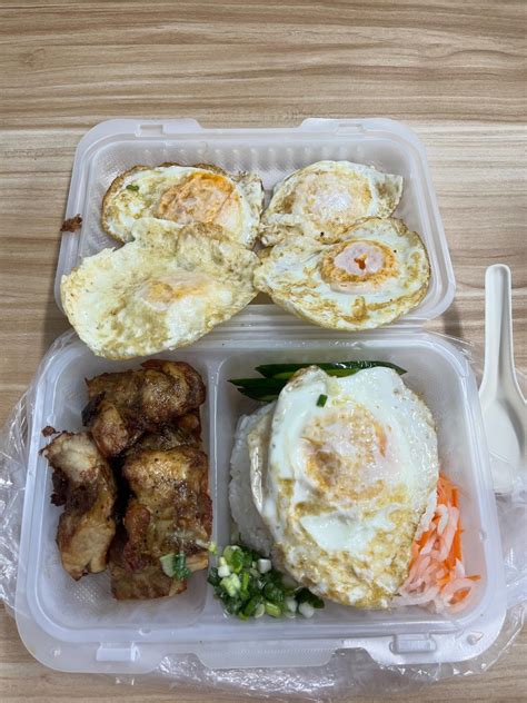 個師傅話唔小心煎多咗隻蛋 所以今日係香茅雞扒五蛋飯 目測有幾多protein