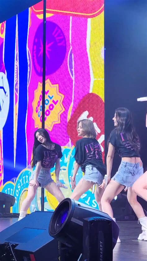 Kary⁷ 💜💙 On Twitter What Started Their Twerk Explanation From The
