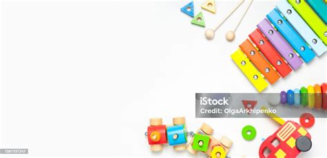 흰색 배경에 천연 나무로 만든 어린이 장난감 무지개 색상의 여러 가지 색상 피라미드 기차 생성기 실로폰 친환경 장난감 플라스틱 이 없습니다 아기와 유아를위한 장난감 플랫