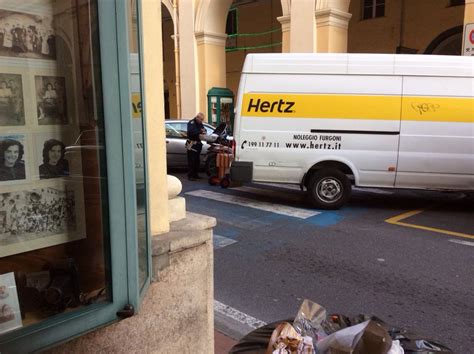 Imperia Vigile Multa Un Giovane Corriere Rivolta Popolare In Via