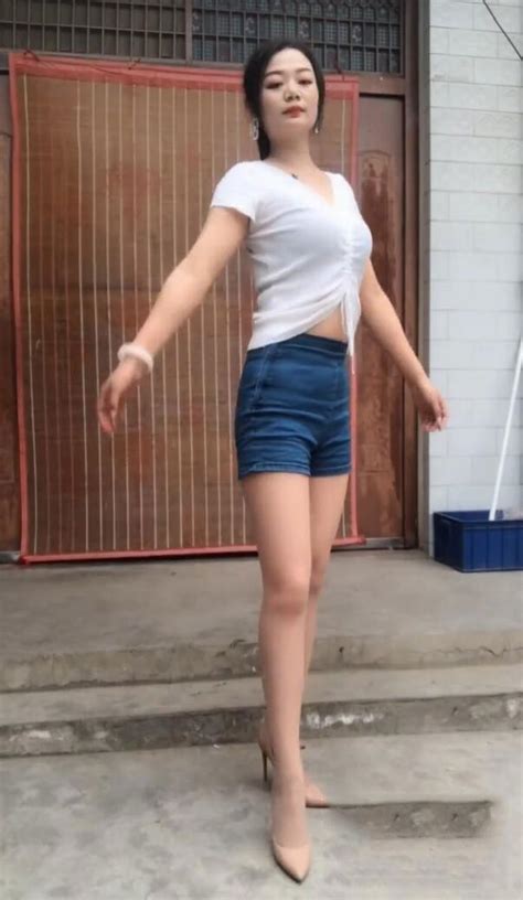 高挑的轻熟美女，穿上高腰热裤，显得大长腿女人味十足