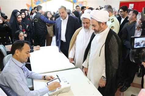 حضور امام جمعه ایلام در بین رای اولی ها و بازدید از شعب خبرگزاری مهر