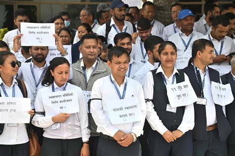 संसद भवन परिसरमा सचिवालयका कर्मचारीको प्रदर्शन फोटो फिचर