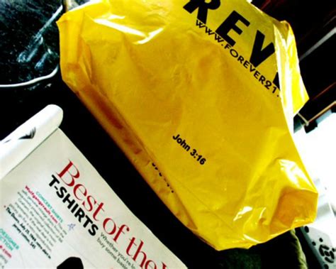 Juan Se Encuentra En Cada Bolsa De La Famosa Marca De Ropa Forever