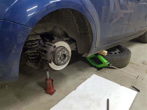 Проставки 30мм + домкрат 2т — Ford Focus Wagon II, 1,8 л, 2010 года ...