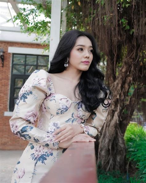 រូបថតប៉ុន្មានសន្លឹកនេះ ធ្វើឲ្យមហាជនឈ្លក់វង្វេងនឹងសម្រស់របស់តារាចម្រៀង សុខ ស្រីនាង មិនធម្មតា