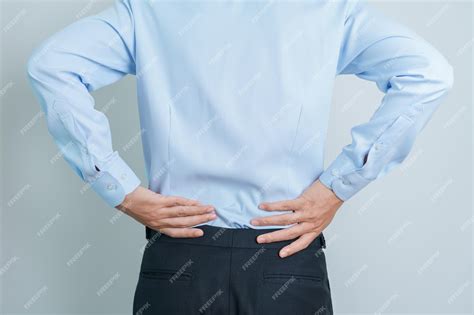 요통이 있는 남자 요로계 및 돌암 세계 신장의 날 만성 신장 위 간 통증 및 췌장 개념 프리미엄 사진