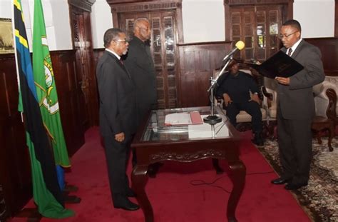 MATUKIO MICHUZI BLOG RAIS WA ZANZIBAR AWAAPISHA VIONGOZI