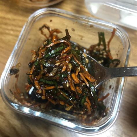 서울식구밥 양녀장에 잘게 채썬 파와 당근 고추가 밋밋한 콩나물 밥에 풍미를 더합니다 콩나물밥