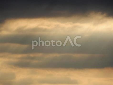 厚い雲の隙間から差し込む太陽の光 No 27947782｜写真素材なら「写真ac」無料（フリー）ダウンロードok