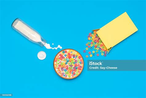 우유 상단 보기와 시리얼 그릇 다양한 색상의 시리얼과 우유로 아침 식사 우유에 대한 스톡 사진 및 기타 이미지 우유 병