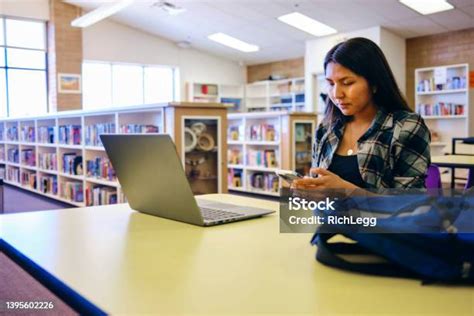 Siswa Sma Di Perpustakaan Foto Stok Unduh Gambar Sekarang