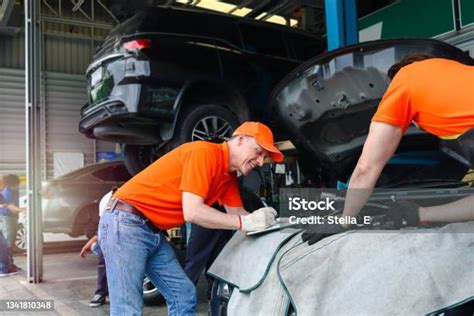 차고에서 엔진으로 작업하는 정비사 자동차 서비스 기술자 점검 및 자동차 서비스 센터에서 고객 차량 수리 차량 수리 서비스 상점