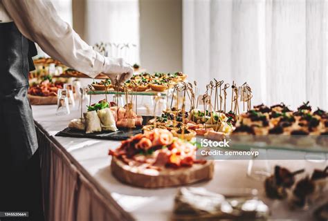 웨이터의 여성 손이 레스토랑에서 뷔페 테이블을 위한 음식을 준비합니다 건강한 식생활에 대한 스톡 사진 및 기타 이미지 건강한 식생활 그릇 레스토랑 Istock