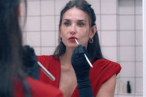 עירום לא מחמיא התנהגות אובססיבית ותיעוב עצמי דמי מור כמו שלא ראיתם אותה מעולם ישראל היום