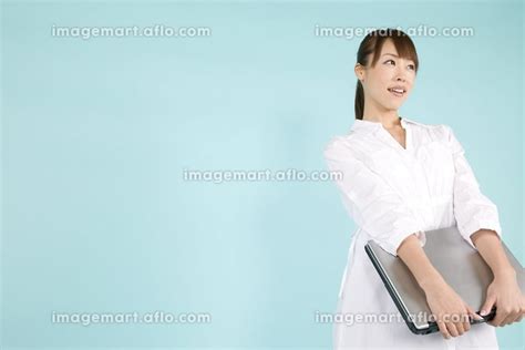 ノートパソコンを持っている女性の写真素材 24034606 イメージマート