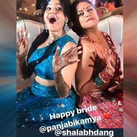 Kamya Punjabi Mehendi Ceremony Pics काम्या पंजाबी ने ब्लू कलर के लहंगे