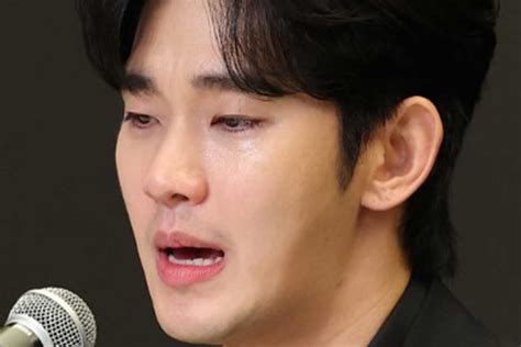 바지 벨트 풀더니” 김수현 논란에 재조명된 男가수 ‘레전드 기자회견