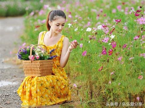 清純長裙美女在曠野中摘花 每日頭條