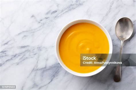 건강한 안락한 호박 버터넛 스쿼시 수프를 흰 그릇에 담습니다 대리석 배경 공간을 복사합니다 맨 위 보기입니다 수프에 대한 스톡 사진 및 기타 이미지 Istock