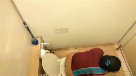 Spy Woman Un Toilet