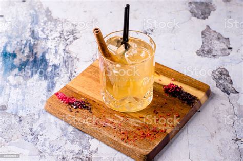 위스키 아이스 큐브 장식 나무 보드 회색 배경 함께 오렌지 갈색 알콜 칵테일을 닫습니다 알코올 메뉴 저녁에 대 한 강한 음료 바 텍스트 디자인 선택적 초점 공간 러시아에