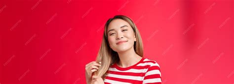 Closeup Satisfecha Linda Chica Rubia Asiática Despreocupada Sintiéndose Encantada Y Complacida