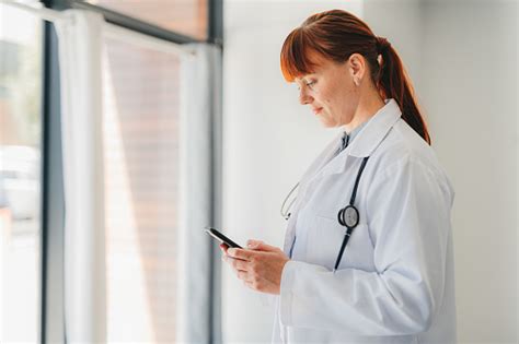 의료 원격 의료 및 병원에서 전화로 문자 메시지 온라인 앱에서 일정 및 환자 약속 확인 여성 건강 전문가 컨설팅 건강 유지를위한 조언 및 팁 공유 35 39세에 대한 스톡