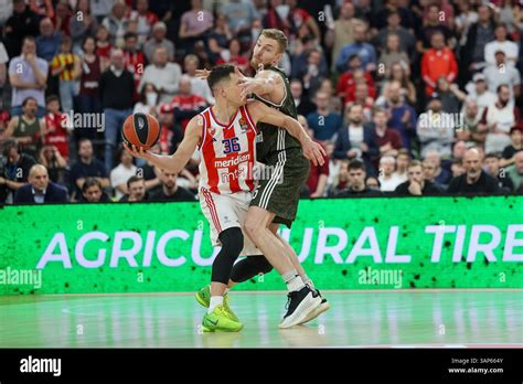Niels Giffey FC Bayern Basketball 05 Mit Nemanja Nedovic Roter