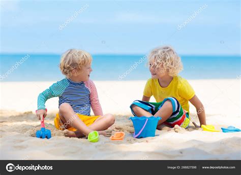 해변에서 놀고있는 아이들 아이들은 바다에서 놀기 — 스톡 사진 © Famveldman 266827598