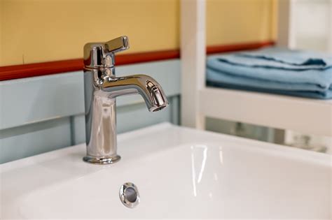 흰색 세면대와 수도꼭지가 있는 욕실 인테리어 크롬 욕실 수도꼭지 현대적인 디자인 우아한 욕실에서 싱크대의 세부 사항 수도꼭지 가구에 대한 스톡 사진 및 기타 이미지 Istock