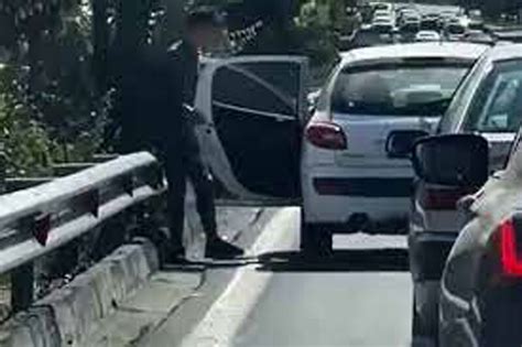 ببینید لحظه شوکه‌کننده زورگیری از دختر جوان داخل خودرو وسط اتوبان در