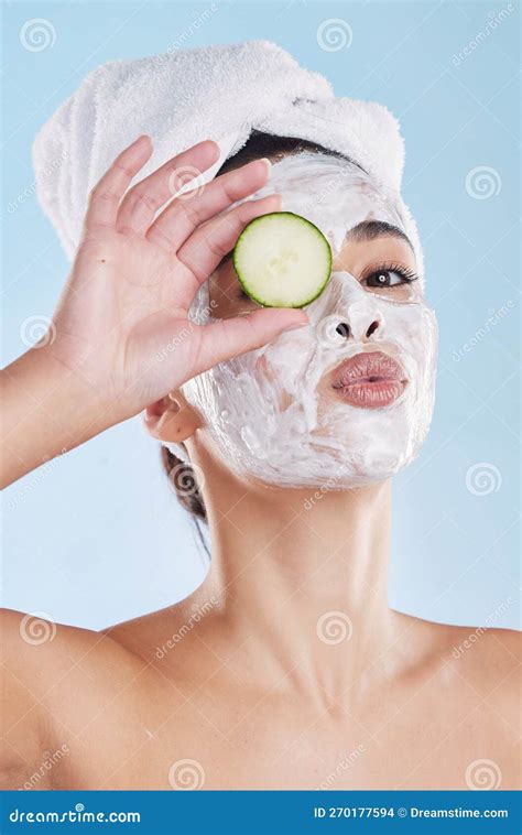 Pelle Di Bellezza E Maschera Per Il Viso Con Foglie Di Cetriolo