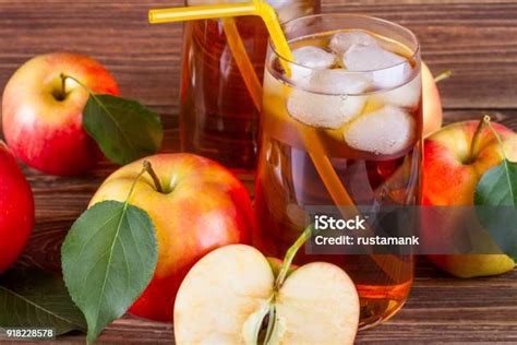 원시 고 슬라이스 빨간 사과 유리에 얼음 신선한 유기농 농장 사과 주스 0명에 대한 스톡 사진 및 기타 이미지 0명 가을 건강한 생활방식 Istock