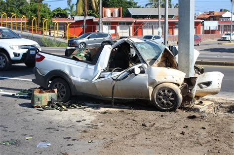Choca Camioneta Contra Poste En Mazatlán Hay Dos Lesionados