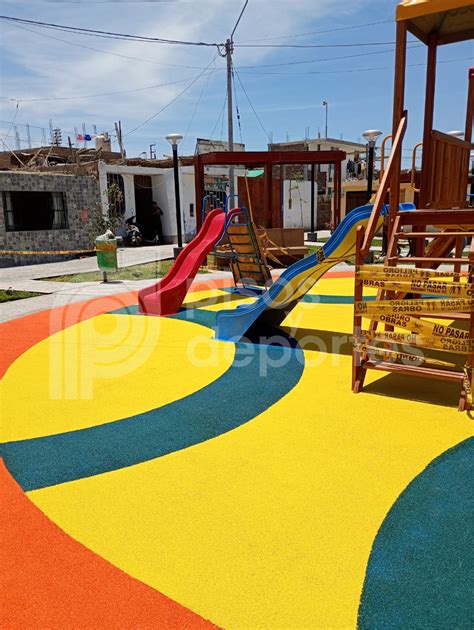 Área De Juegos Infantiles En Parque De Pisco