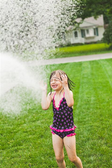 «girl Being Sprayed By A Hose Del Colaborador De Stocksy «amanda