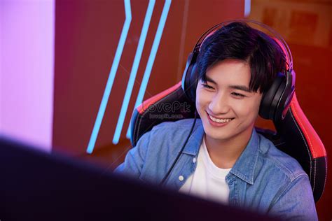 E 스포츠 청년 Pc 방 에서 온라인 게임 을 하 다 사진 무료 다운로드 Lovepik
