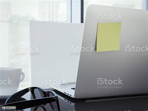현대 노트북에 빈 노란색 스티커 메모입니다 3 차원 렌더링 0명에 대한 스톡 사진 및 기타 이미지 0명 금 금속 기업