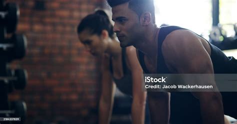 개인 트레이너 운동 도전 및 근육을 위해 체육관에서 남자와 함께 운동 및 피트니스 건강 클럽에서 여성과 코치와 함께하는 웰빙 훈련 및 스포츠는 선수 성능 및 팀워크를 위해