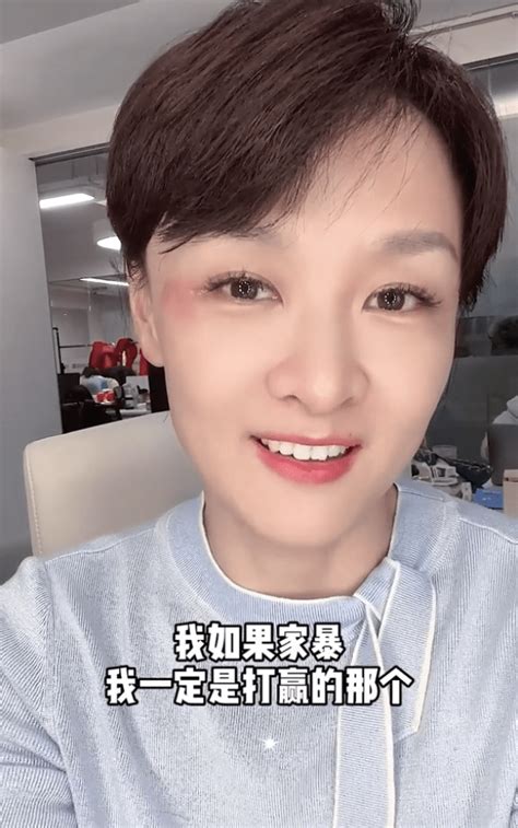 央视主持李小萌疑遭家暴！眼角处红色伤痕明显，本人亲自出面澄清 意浏娱乐