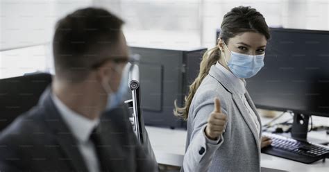 무릎 위에서 일하는 의료 마스크를 쓴 사업가 사무실에서 일하는 젊은 사업가 사진 Unsplash의 양복 이미지