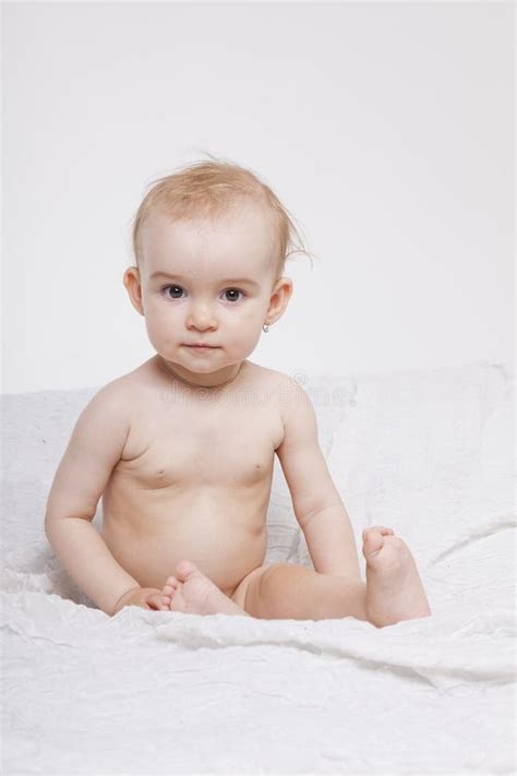 Ragazza Del Bambino Che Si Siede Sul Letto Immagine Stock Immagine Di Seduta Sano
