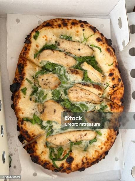 크림 소스에 시금치와 닭고기 조각을 얹은 타원형 미니 스톤 베이크 사워도우 피자 골판지 테이크아웃 피자 상자 고가 전망 이미지 0명에 대한 스톡 사진 및 기타 이미지