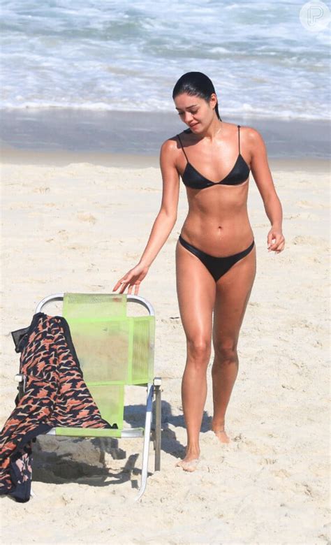 Foto Na praia Sophie Charlotte destacou seu corpo real em um biquíni