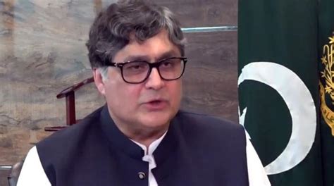 الیکشن کمیشن نگران وفاقی وزیر فواد حسن فواد کو عہدے سے ہٹانے کی