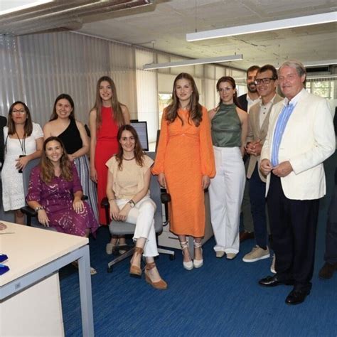 La Princesa Leonor Y La Infanta Sofía Con Miembros De La Fundación